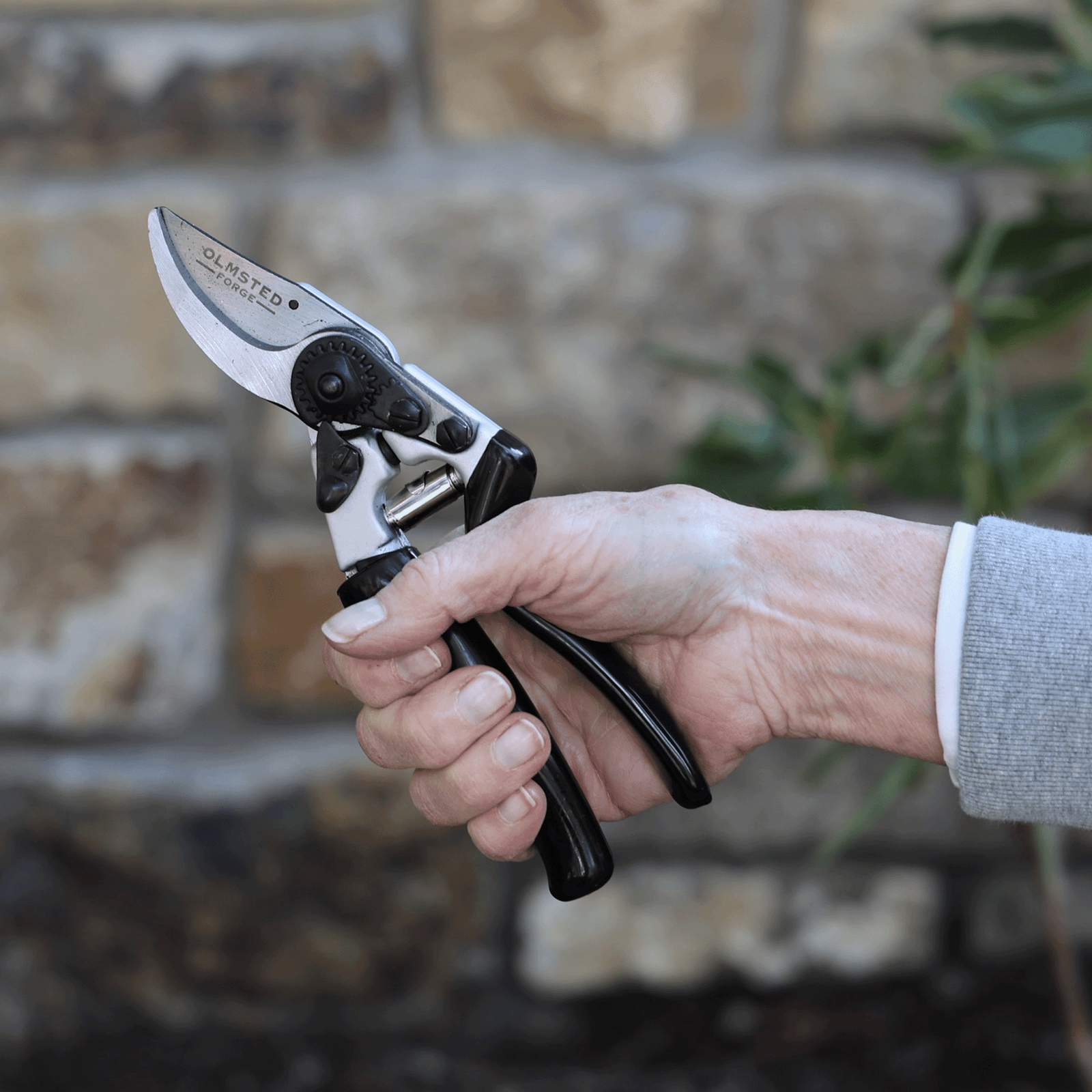 Hand Bypass Pruner with Rotating Handle – Olmsted Forge